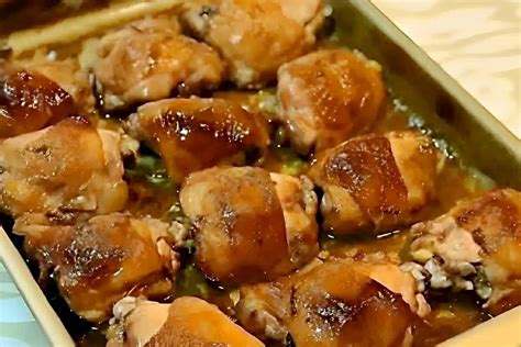 Sobrecoxa de frango assada no forno tempero caipira fácil e delicioso