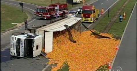 G1 Carreta Tomba E Espalha 32t De Laranja Em Rodovia De Itapetininga