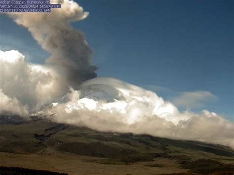 Así se ve el Cotopaxi con una nube de ceniza que alcanza los 3 km