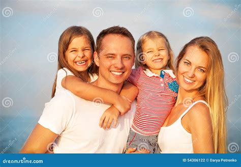 Glückliche Junge Familie Mit Zwei Kindern Draußen Sommerzeit Stockfoto