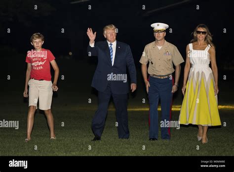 US Präsident Donald J Trumpf 2 L mit der ersten Dame Melania