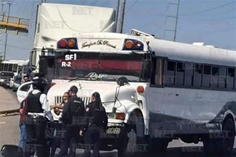 Chofer de transporte choca contra tráiler y pasajeros discuten con agentes