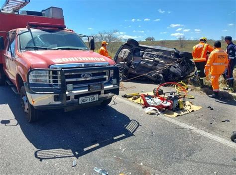 Duas pessoas morrem e três ficam feridas em acidente entre carro e