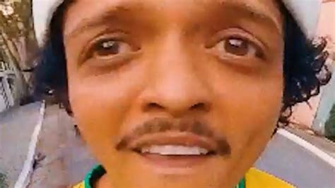 Bruno Mars veste camisa do Brasil e alvoroça web O que faremos hoje