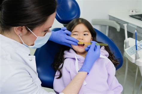 Dentysta Dla Dziecka Czym Si Kierowa Wybieraj C Specjalist