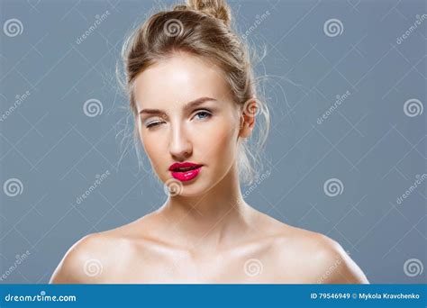 Belle Fille Nue Avec Le Maquillage Lumineux Clignant De L Oeil Au