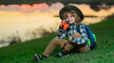 Niño explorador con sombrero de explorador y mochila al aire libre