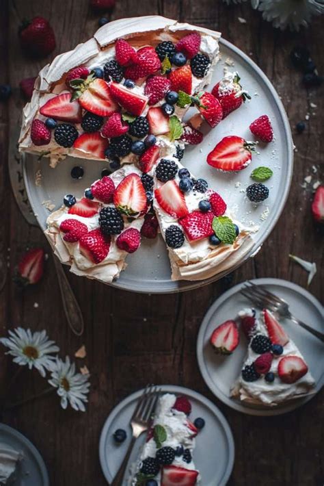Pavlova De Frutos Rojos Lucrecia Quesada