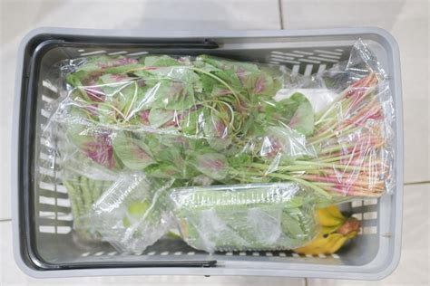 Carrinho De Compras Cheio De Comida No Supermercado Foto Premium