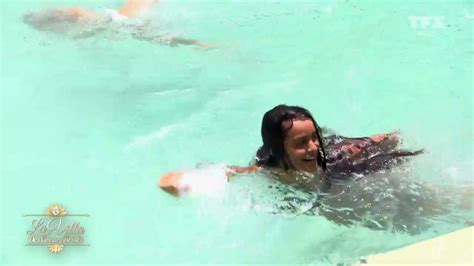 OMG Mélanie perd son maillot dans la piscine La Bataille des