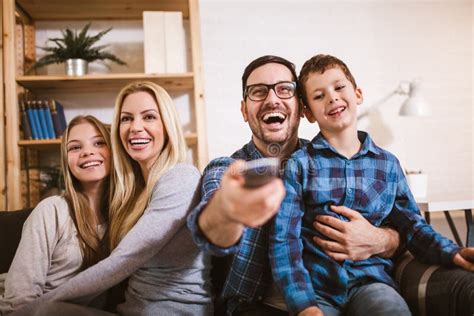 Familia Viendo Televisión Juntos En Casa Y Divirtiéndose Juntos Imagen
