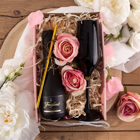 PREZENT dla Świadkowej Box Z IMIENIEM Wino Cava i kieliszek
