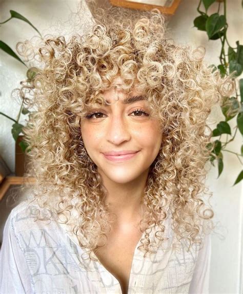 ᐈ 15 cortes de pelo rizados que harán que tus bobinas se destaquen