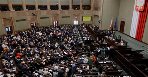Nowy sondaż CBOS W Sejmie pięć partii Wiadomości