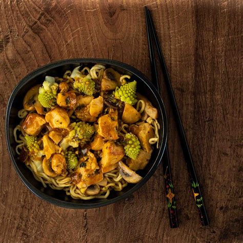 Nouilles sautées poulet champignons romanesco la cerise sur le maillot
