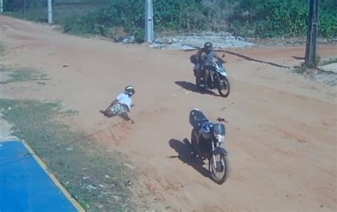 CÂMERA DE SEGURANÇA FLAGRA O MOMENTO EM QUE HOMEM É EXECUTADO POR
