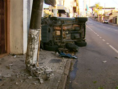 G1 Motorista Fica Ferido Ao Capotar Carro No Centro De Varginha MG