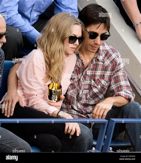 Amanda Seyfried And Justin Long Kissing