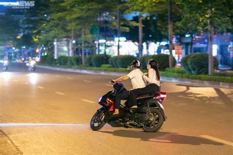 Tài xế vi phạm nồng độ cồn xin bỏ qua không được ngủ gục trong chốt