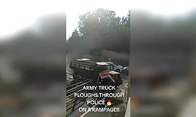 Il D Fonce Un Barrage De Police Avec Un Camion De L Arm E Koideneuf