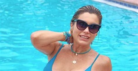 Aos 45 anos Flávia Alessandra exibe barriga seca em foto na piscina