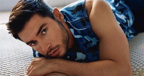 Andrea Denver Super Hot Mostra Il Suo Paccone BitchyX