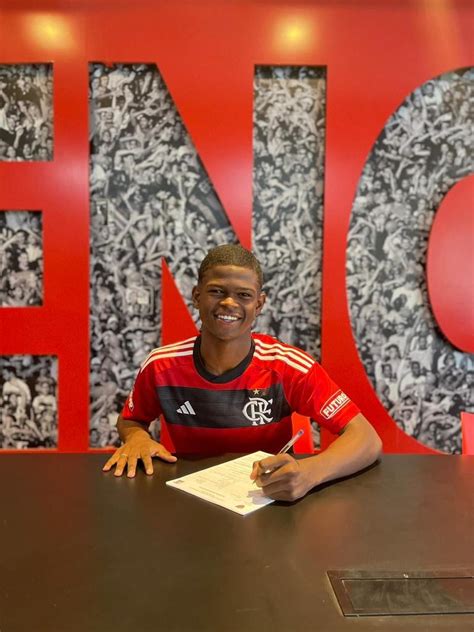 Atacante De 16 Anos Assina Primeiro Contrato Profissional O