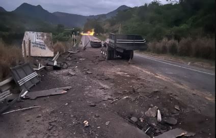 Carreta tomba na BR 259 e deixa trânsito lento em Colatina ES HOJE