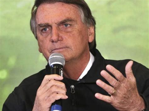 Bolsonaro chega à PF para depor sobre suposta fraude em cartões de