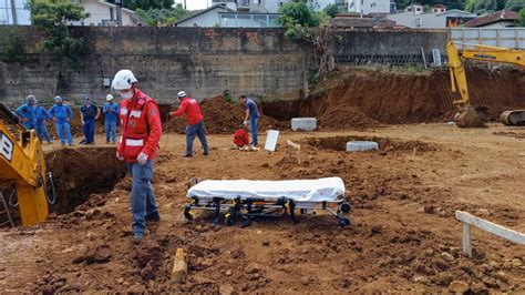 VÍDEO Trabalhador morre após ser soterrado em vala de 6 metros em