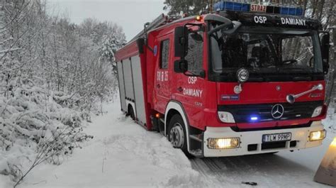 Intensywne opady śniegu w powiecie Strażacy interweniowali około 100