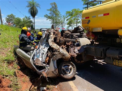 Motorista morre após carro bater de frente caminhão tanque no PR