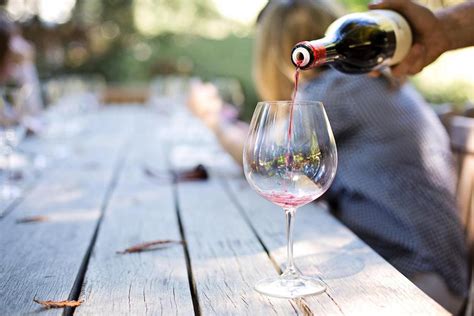 Tomar una copa de vino al día realmente es bueno para la salud