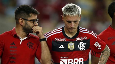 Flamengo emite comunicado revelando grave lesão de Varela durante