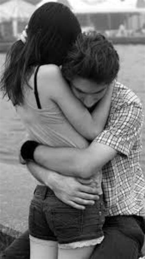 9 Type Of Hugs That Secretly Reveal What A Guy Feels About You
