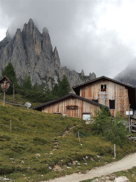 Il Rifugio Città di Carpi dal Lago di Misurina VIVISLOW