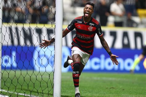 Bruno Henrique dá show Flamengo goleia o Atlético MG e segue na