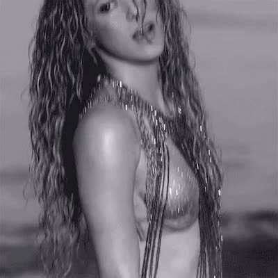 Shakira Checking Out Her Own Ass Jerkofftoceleb