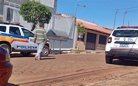 Mulher de 33 anos é esfaqueada pelas costas por ex namorado após se
