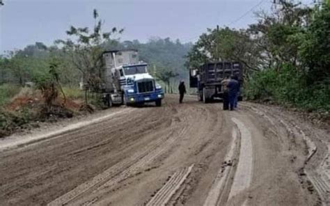 Tráiler quedó atorado en el lodo El Sol de Hidalgo Noticias Locales