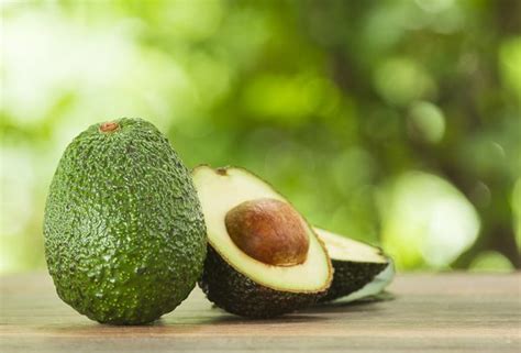 Avocado proprietà valori nutrizionali calorie e come utilizzarlo in