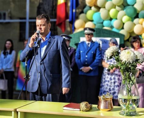 Senatorul Cionoiu alături de elevi și de profesori în prima zi de