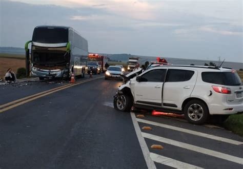 Colisão entre caminhonete e ônibus deixa feridos na PR 092 Mobilidade
