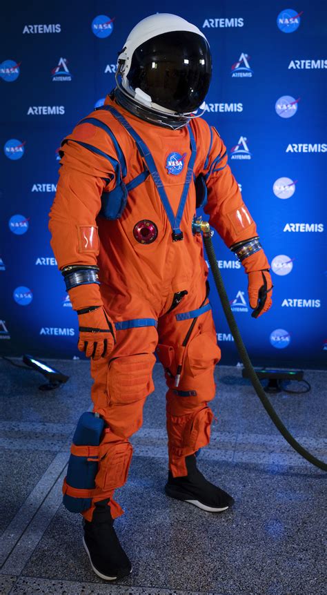 La Nasa Comparte Fotos Y Video De Los Trajes Para La Primera Mujer Y El