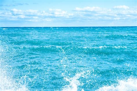 Background Ombak Besar Di Atas Ombak Dan Buih Laut Yang Biru Dan Gambar