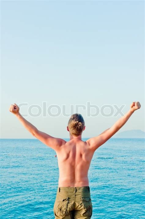 Ein Mann mit nacktem Oberkörper liegt Stock Bild Colourbox