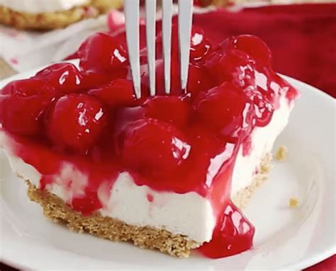 Carrés de cheesecake aux cerises sans cuisson