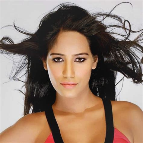 Poonam Pandey Looks Hot In Pink Bikini Photos