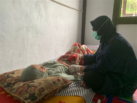 Nakes Puskesmas Suhaid Periksa Kesehatan Bumil Di Desa Jongkong Info