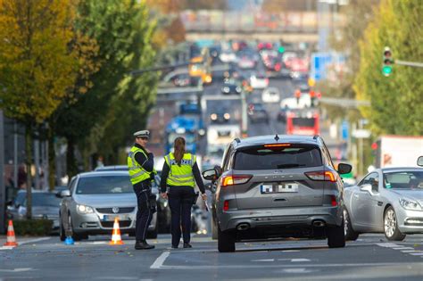Trierer Straße in Aachen nach Unfall mit fünf Autos wieder freigegeben